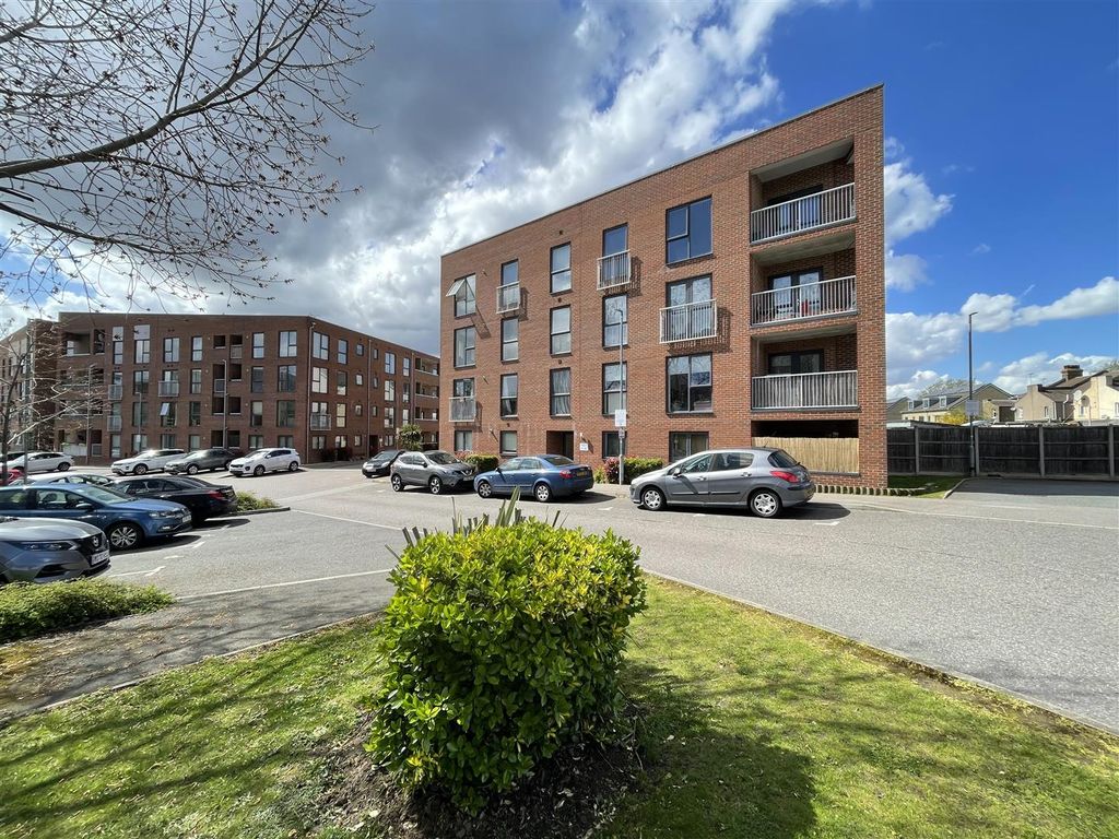 2 bed flat for sale in Draper Close, Grays RM20 - Zoopla