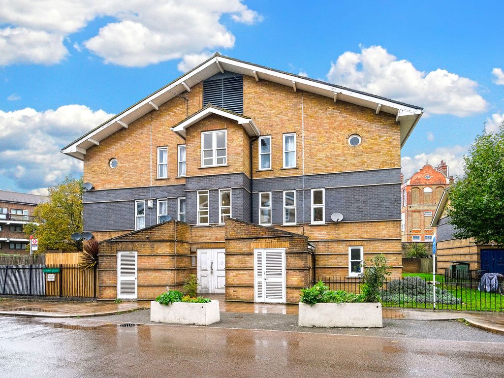 2 bed flat to rent in Leabank Square, London E9 - Zoopla