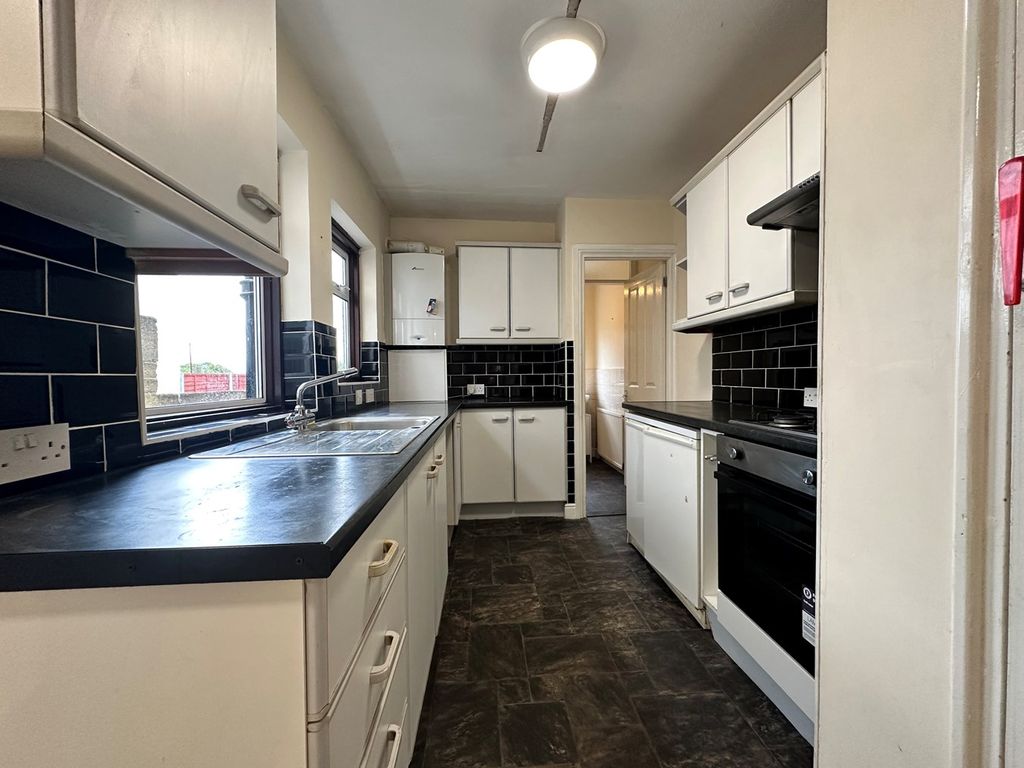 3 bed property to rent in Corporation Road, Gillingham ME7, £1,450 pcm ...