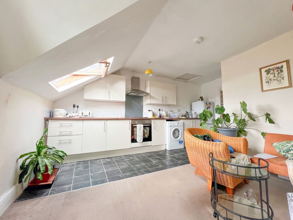 2 bed flat to rent in Claude Road, Roath, Cardiff CF24, £1,100 pcm - Zoopla