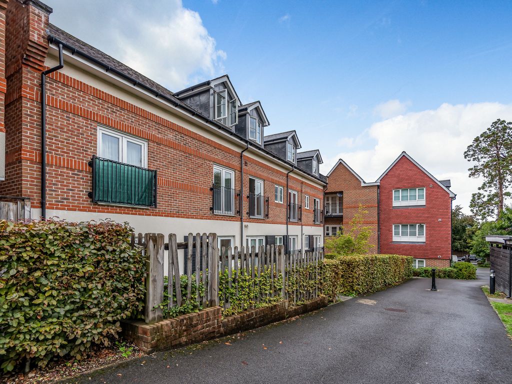 1 bed flat for sale in Weatherill Close, Guildford, Surrey GU1 - Zoopla