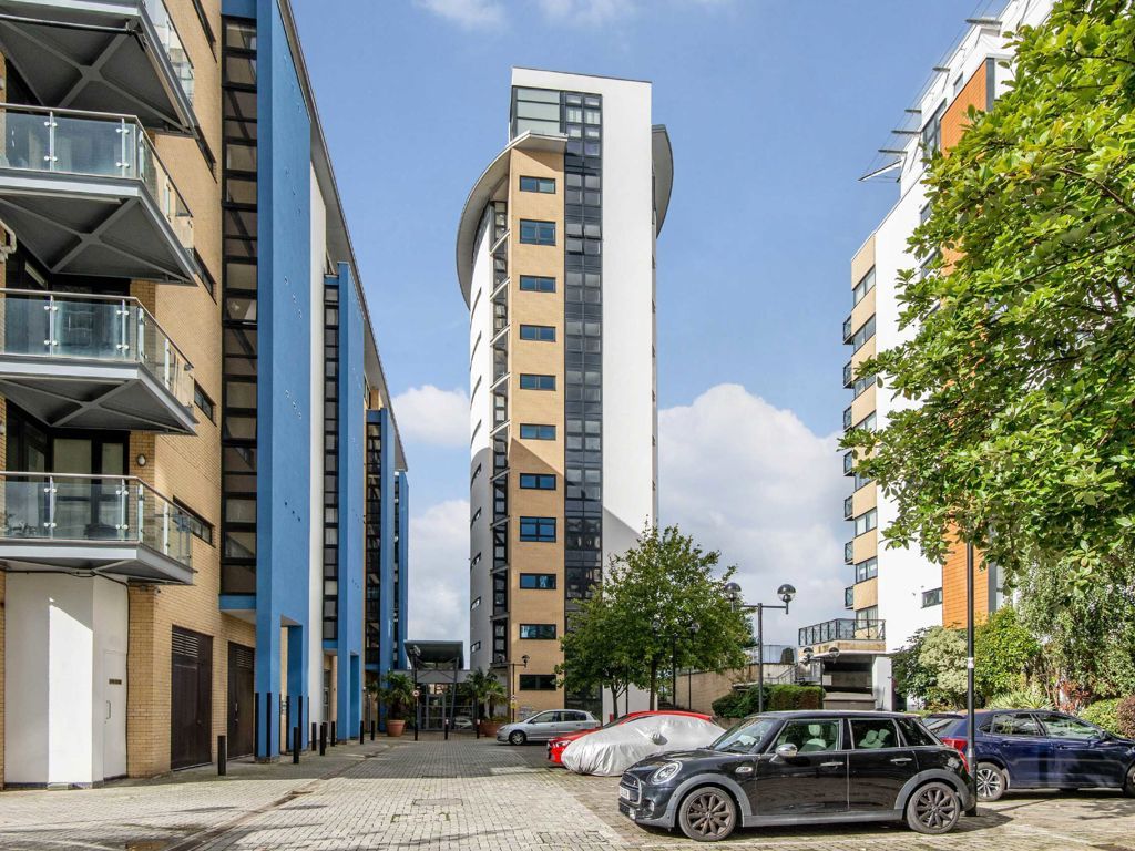 2 bed flat to rent in Westferry Road, London E14, £2,747 pcm - Zoopla
