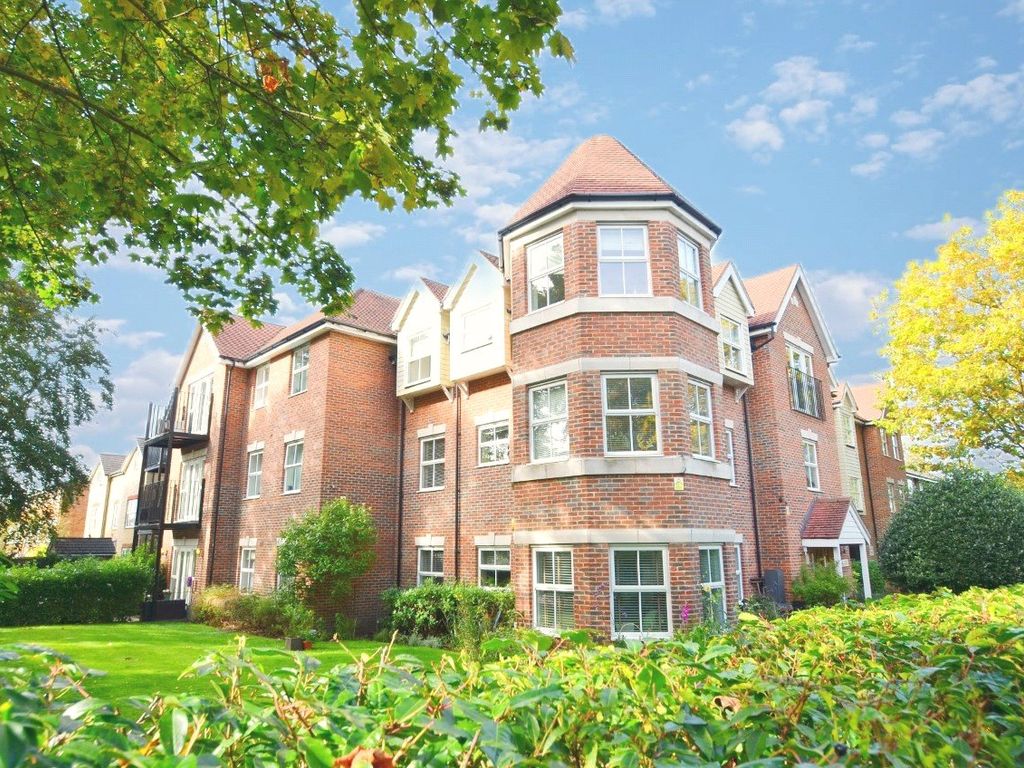 2 bed flat to rent in Overton Road, Sutton, Surrey SM2, £1,595 pcm - Zoopla