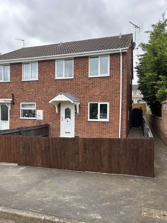3 bed end terrace house to rent in Airedale Road, Stamford PE9, £1,000 ...