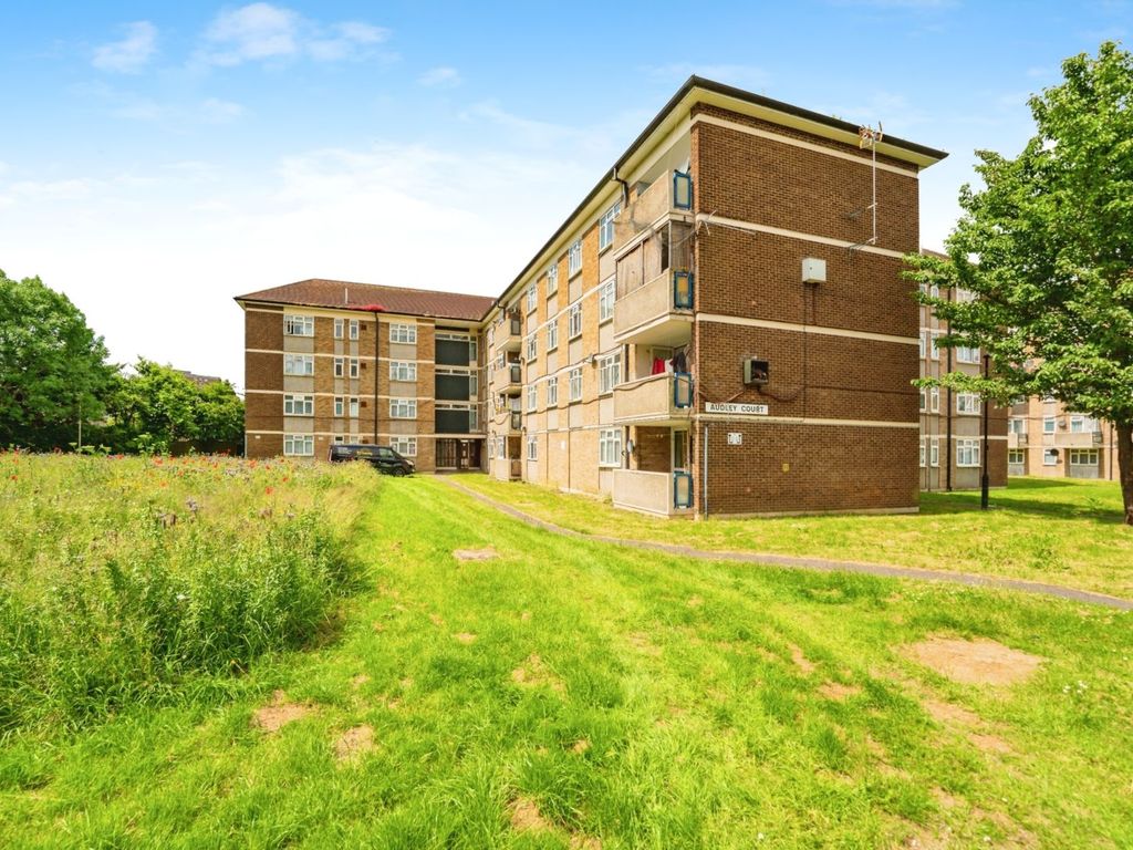 3 bed flat for sale in Canberra Drive, Northolt UB5, £335,000 - Zoopla