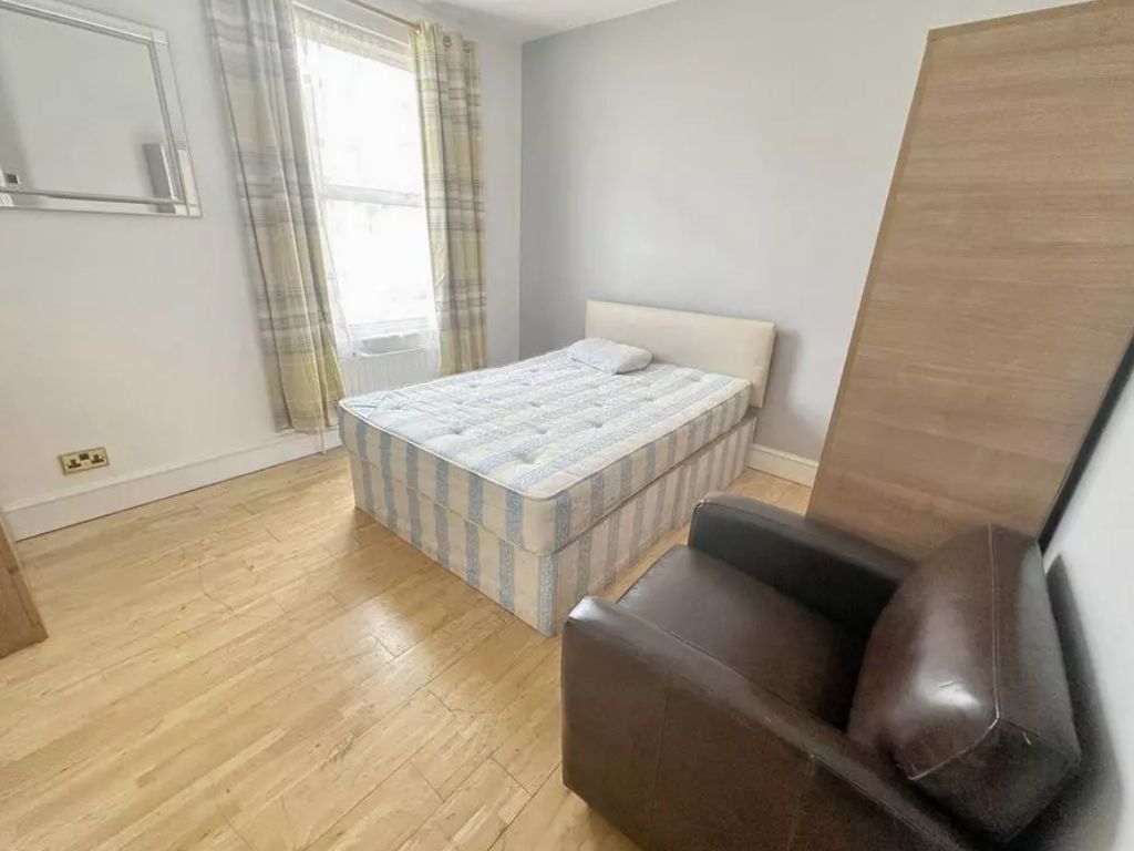 Room to rent in St. Elmo Road, London W12, £799 pcm - Zoopla