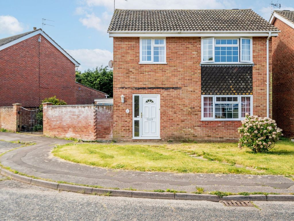 3 bed detached house for sale in Pleasurewood Close, Gunton NR32, £ ...