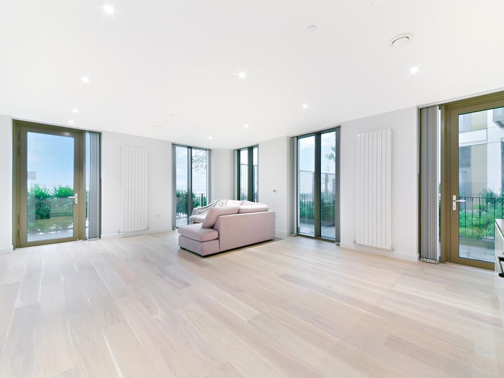 4 bed flat to rent in Laker House, Royal Wharf, London E16, £3,900 pcm ...