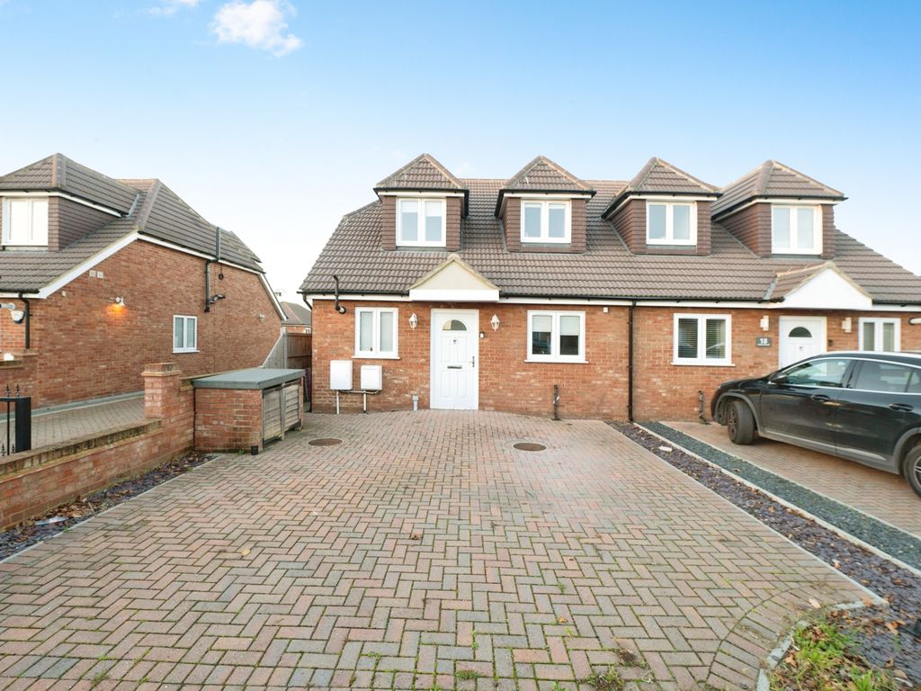 3 Bed Semi Detached House For Sale In Farm Road Rainham Rm13 £520 000