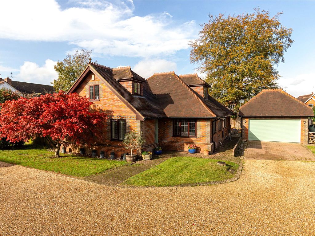 5 Bed Detached House For Sale In Easthampstead Road Wokingham
