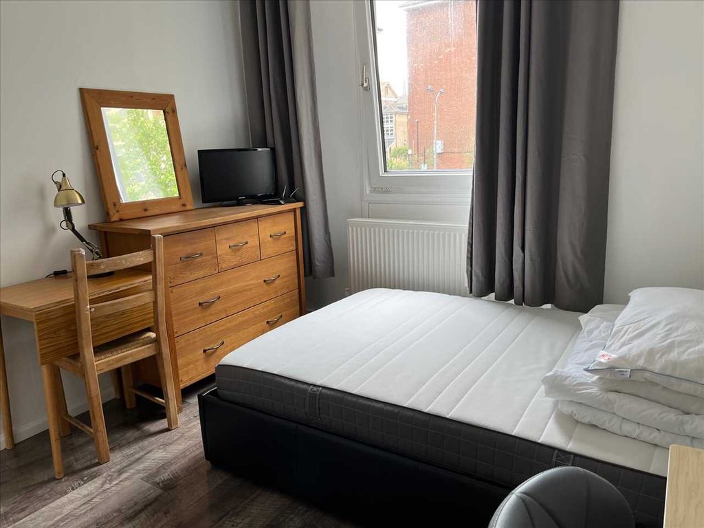 Room to rent in Manny Shinwell House, Clem Attlee Court, Fulham SW6 ...