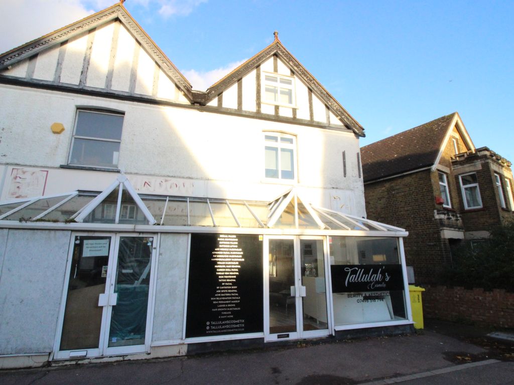 2 bed flat for sale in Cheam Common Road, Worcester Park KT4, £300,000 ...