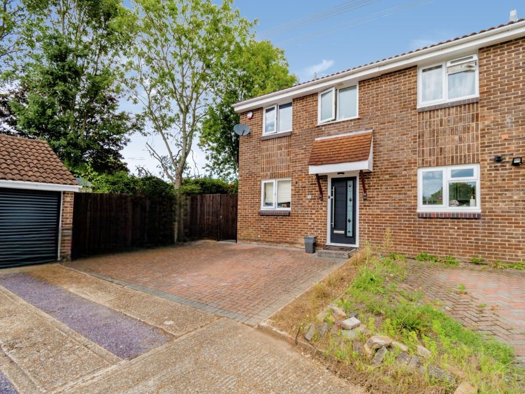 3 Bed Semi Detached House For Sale In Penshurst Way Eastleigh So50 £