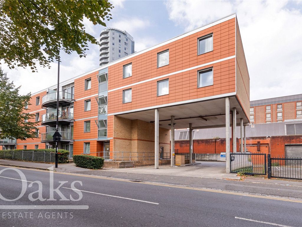 1 bed flat to rent in Addiscombe Grove, Croydon CR0, £1,350 pcm - Zoopla