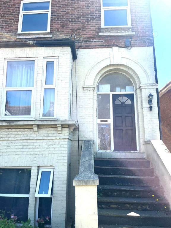 1 bed flat to rent in Bulstrode Road, Hounslow TW3, £1,250 pcm - Zoopla