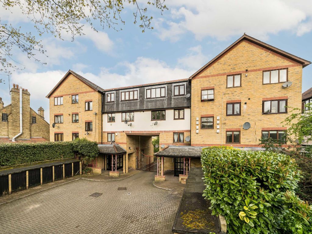 2 bed flat to rent in Nether Street, London N12, £1,850 pcm - Zoopla