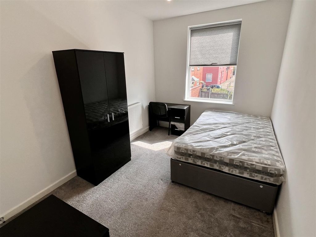 Room to rent in Langworthy Road, Salford M6, £675 pcm - Zoopla