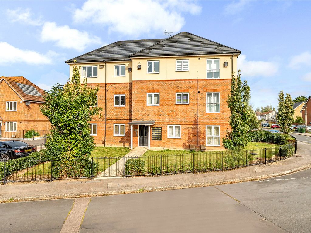 2 bed flat for sale in Holywell Way, Stanwell, Surrey TW19, £260,000 ...