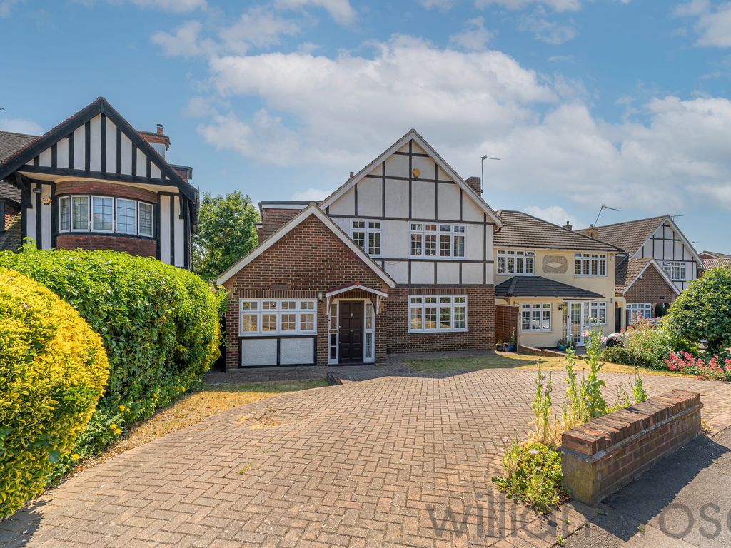 4 Bed Detached House For Sale In Monkhams Drive Woodford Green Ig8 £