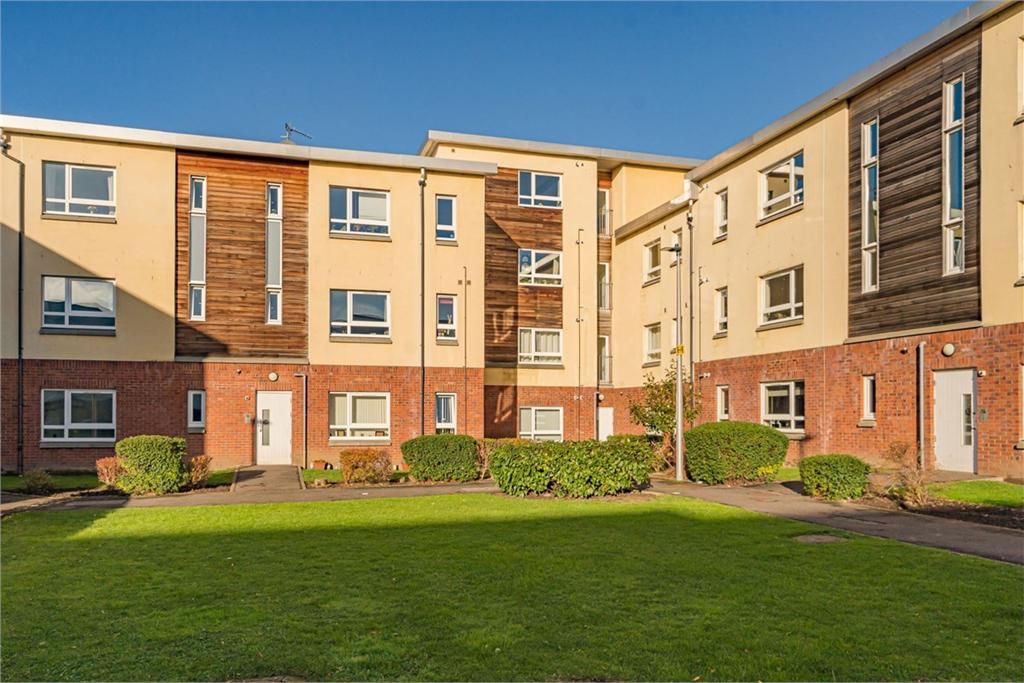 3 bed shared accommodation to rent in New Mart Place, Chesser ...
