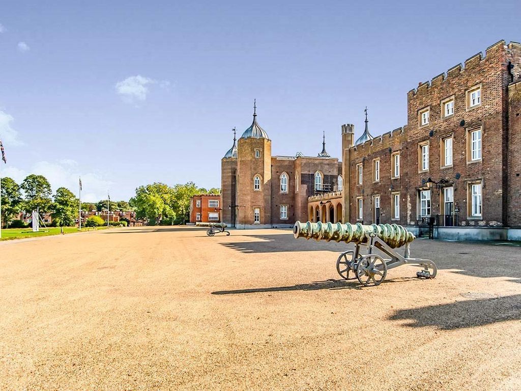 2 bed terraced house to rent in Parade Ground Path, London SE18 - Zoopla