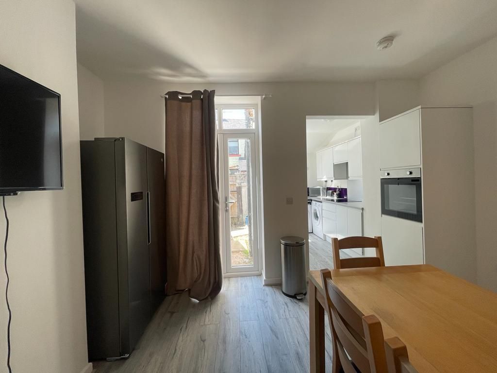 Room to rent in Queen Victoria Road, Burnley BB10, £542 pcm - Zoopla