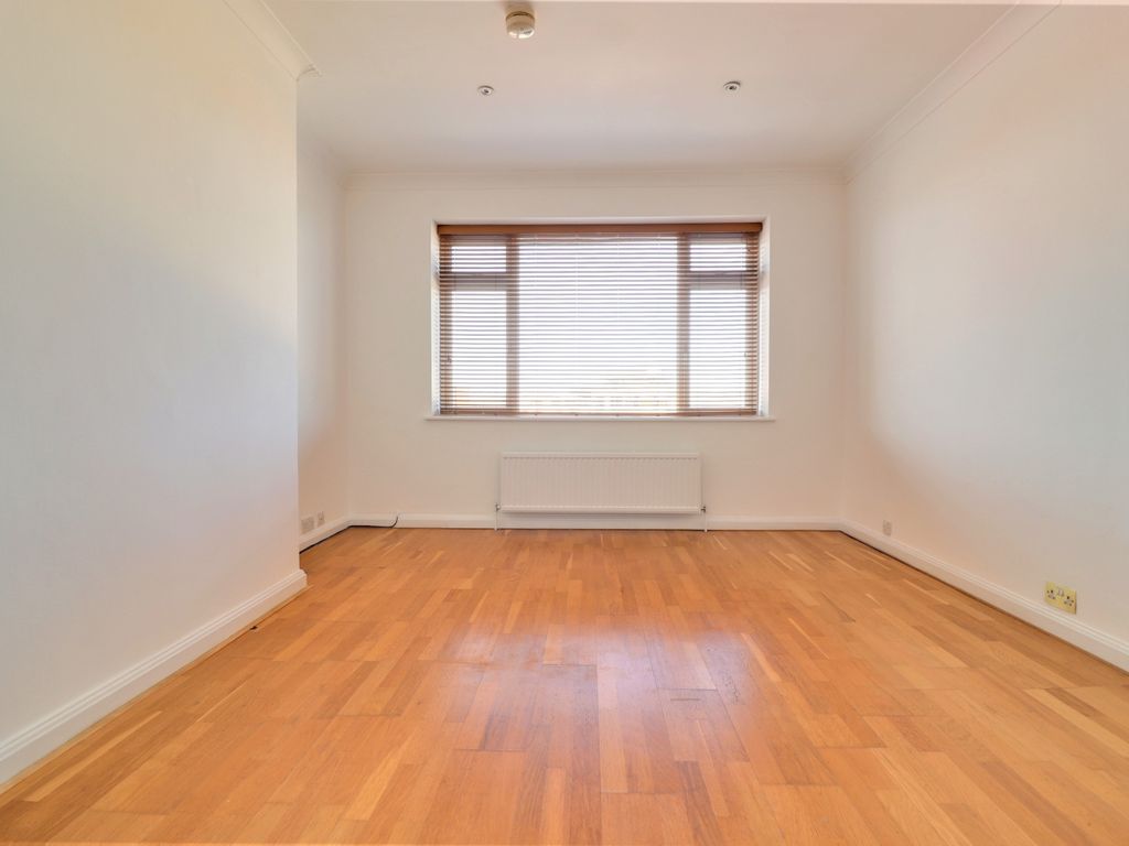 2 bed flat to rent in Russell Court, Station Approach, New Barnet ...