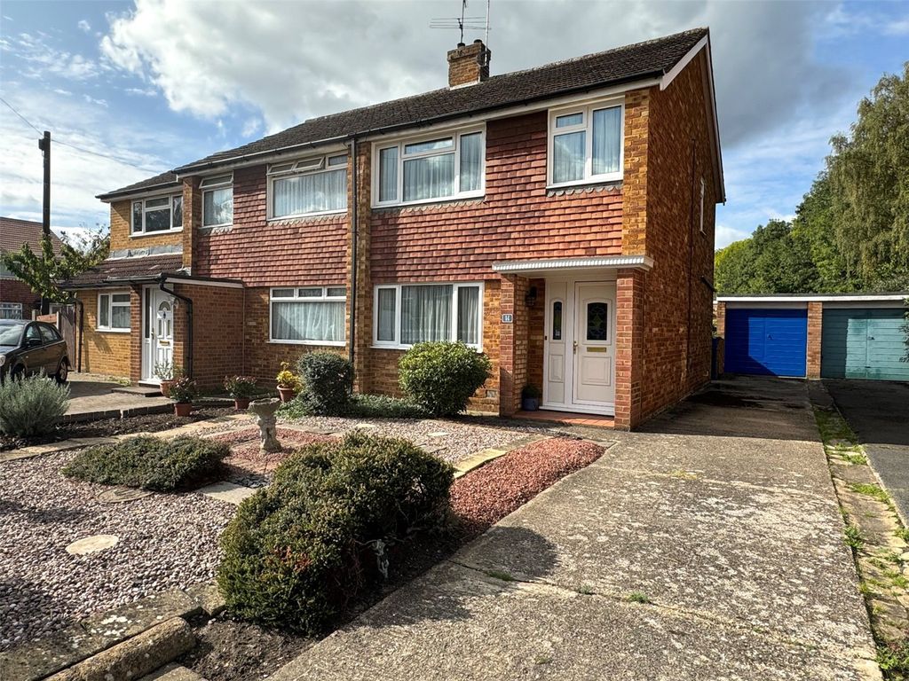 3 Bed Semi Detached House For Sale In Nash Close Farnborough