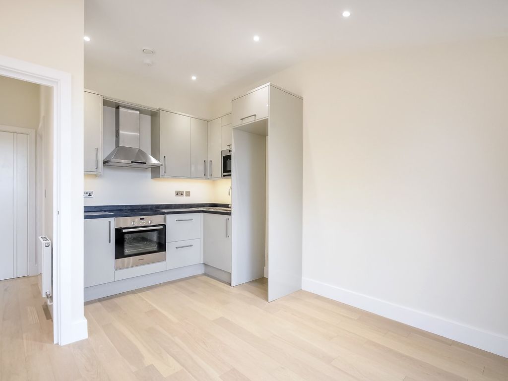 1 bed flat to rent in Sundial Court, Barnsbury Lane, Tolworth KT5, £ ...