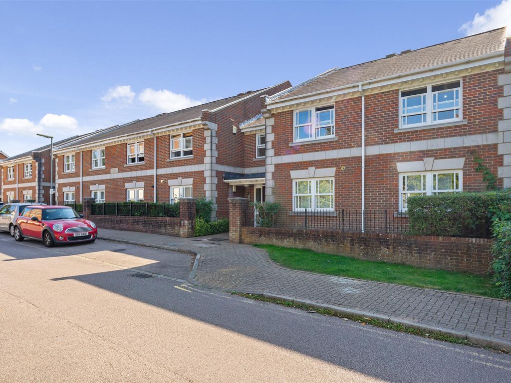 1 bed flat for sale in Eaton House, St. Lukes Square, Guildford GU1, £ ...