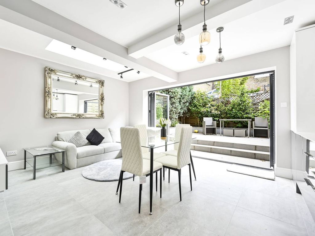 2 bed flat for sale in Fulham Palace Road, Bishop's Park, London SW6, £ ...