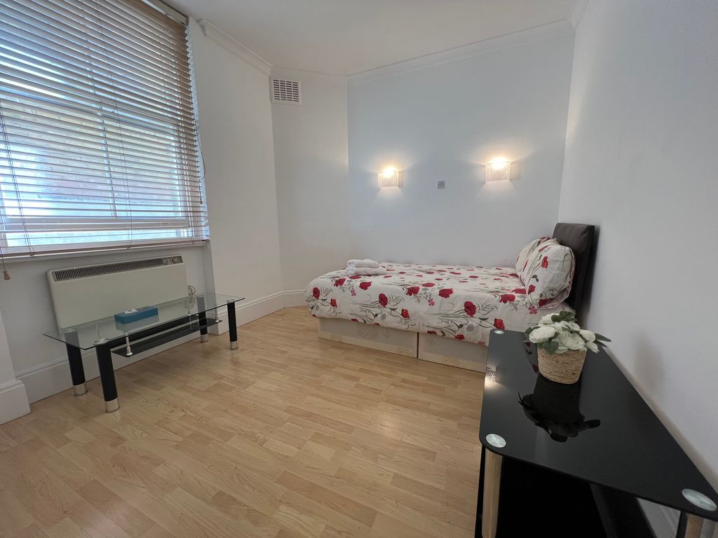 Studio to rent in White Horse Street, London W1J, £2,210 pcm - Zoopla