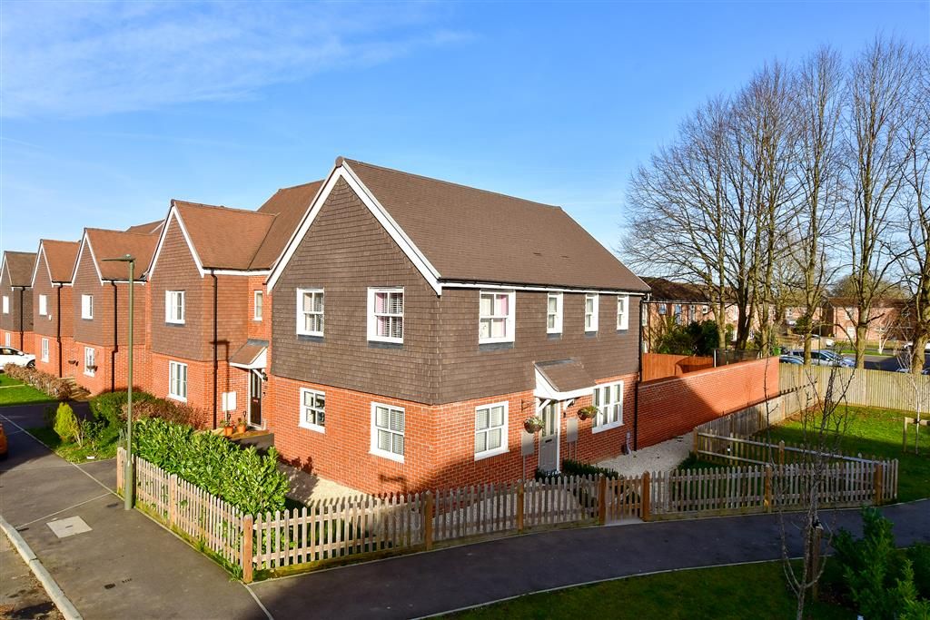 3 bed detached house for sale in Campbell Grove, Horley, Surrey RH6, £ ...