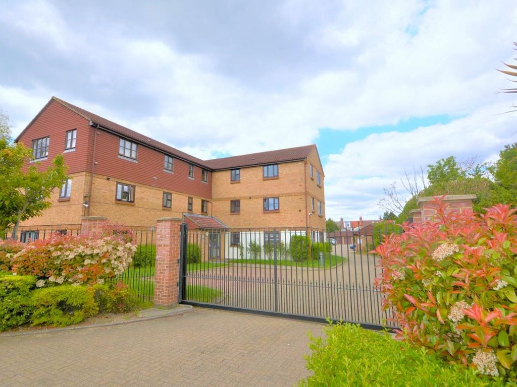 2 bed flat for sale in Lewis Road, Mitcham CR4, £335,000 - Zoopla