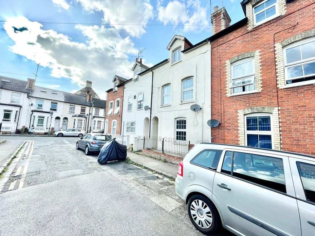 4 bed terraced house to rent in Body Road, Reading, Berkshire RG1, £1,900 pcm - Zoopla