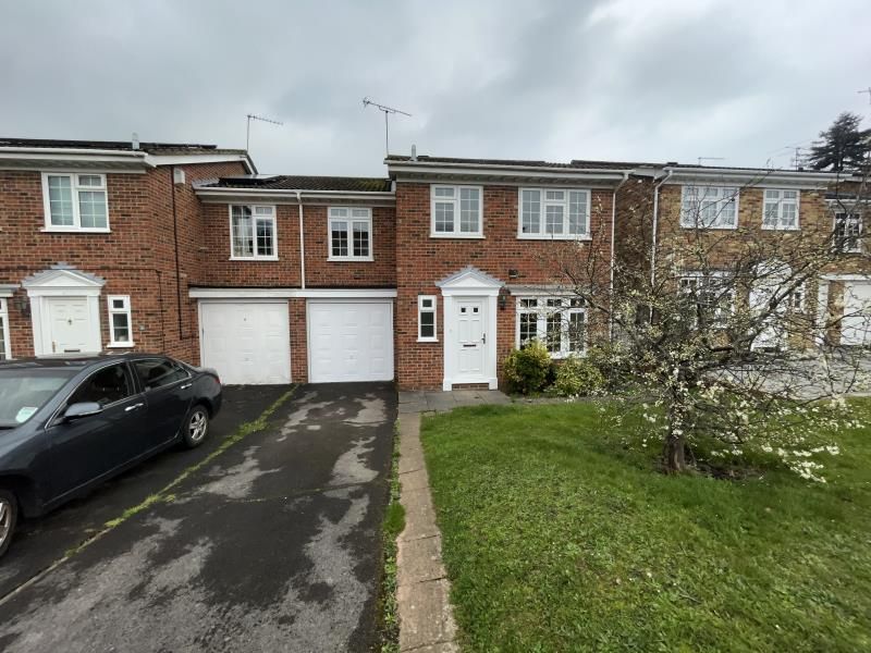 4 bed semi-detached house to rent in Hillcrest, Weybridge KT13, £2,500 ...