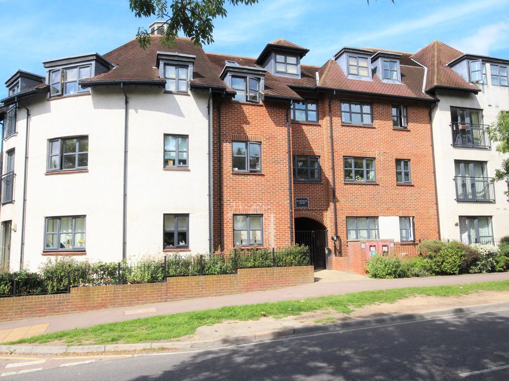 2 bed flat for sale in Dunkerley Court, Birds Hill, Letchworth Garden ...