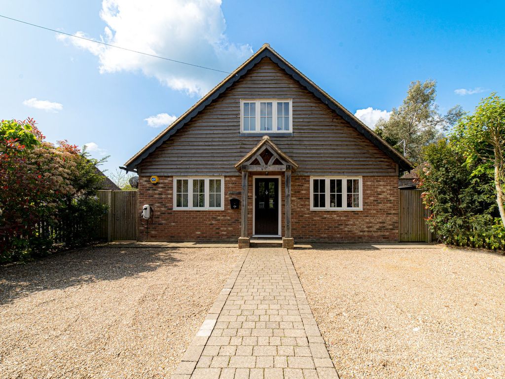 4 bed detached bungalow for sale in Orchard Lane, Kennington TN25, £ ...