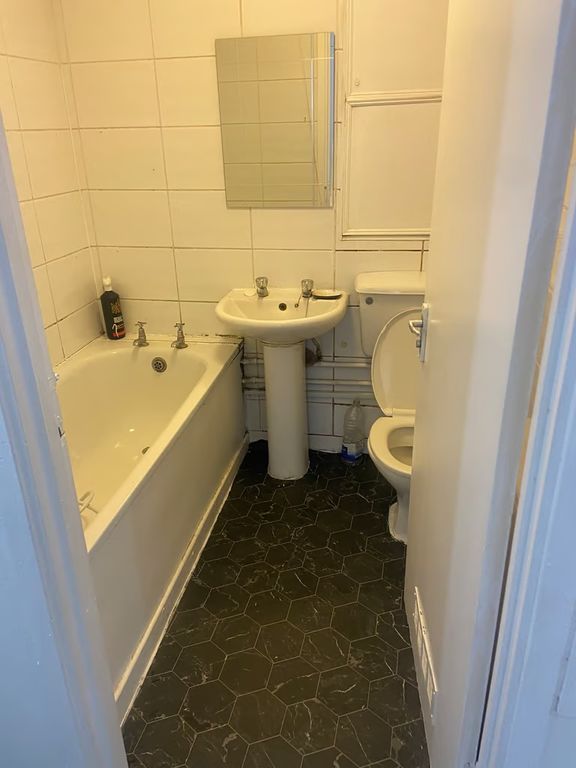 2 bed flat for sale in Neville Gill Close, London SW18, £250,000 - Zoopla