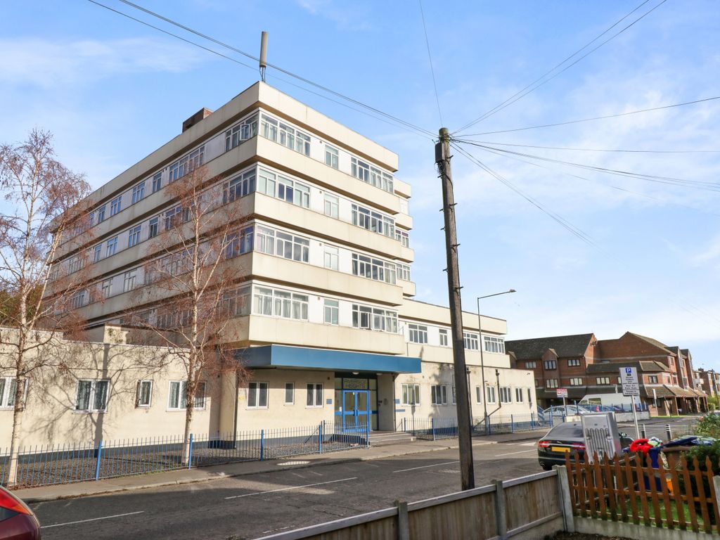 1 bed flat for sale in Dock Road, Tilbury RM18, £140,000 - Zoopla