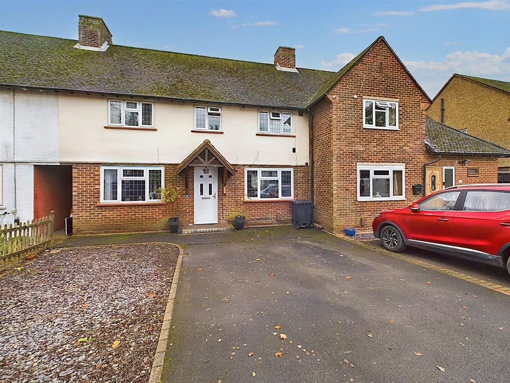 4 Bed Property For Sale In Burwood Road Hersham Walton On Thames Kt12