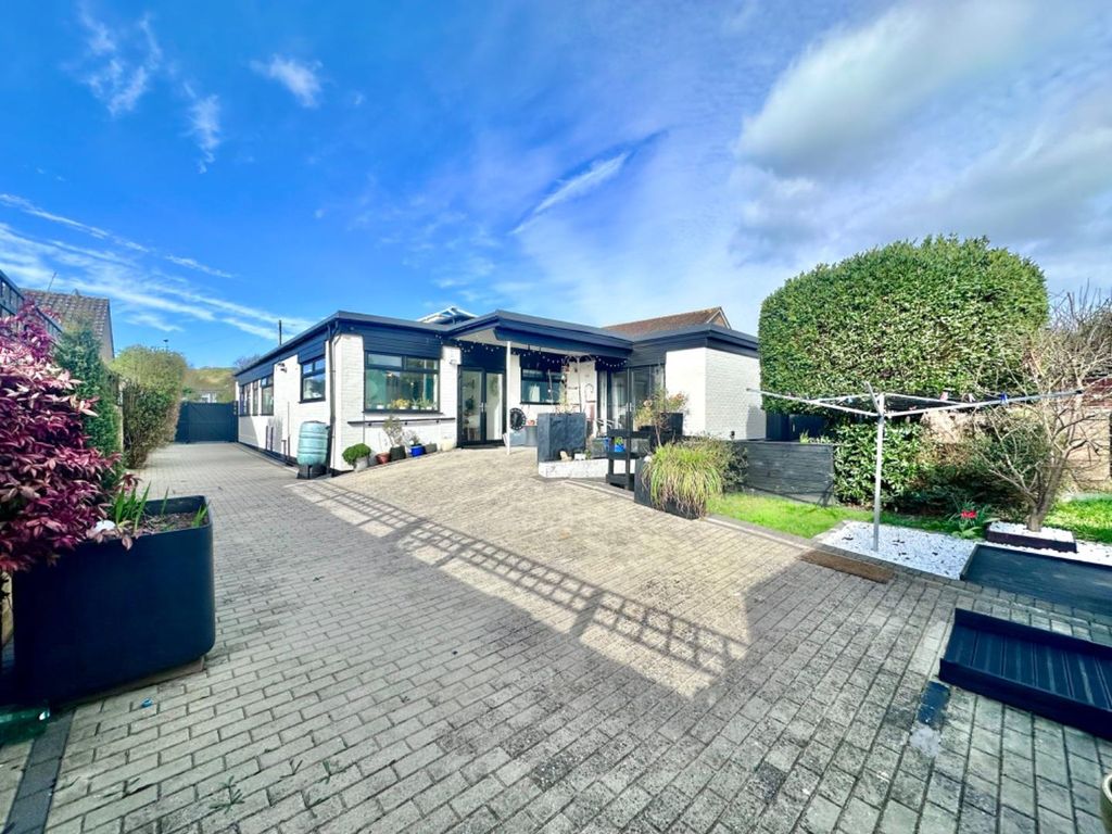 4 Bed Bungalow For Sale In Moorcombe Drive Preston Weymouth Dt3 £