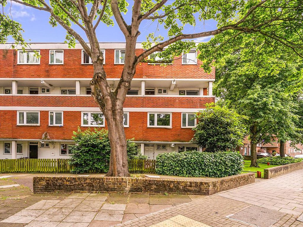 3 bed flat to rent in Wolsey Court, Westbridge Road, London SW11, £ ...