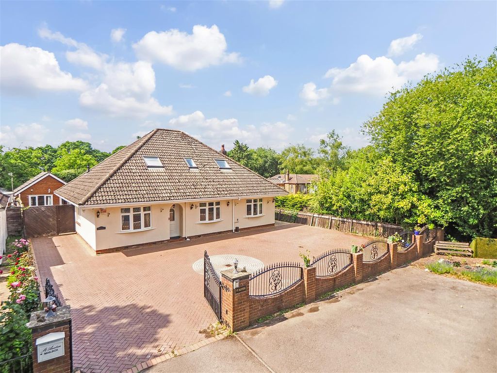 6 Bed Detached House For Sale In Romsey Road Cadnam Hampshire So40