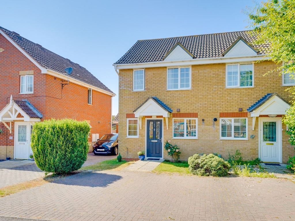 2 Bed Semi Detached House For Sale In Redwing Rise Royston
