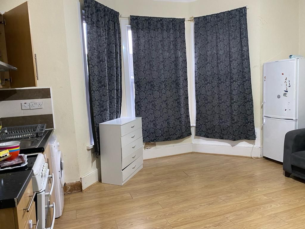 Studio to rent in Ickburgh Road, London E5, £1,300 pcm - Zoopla