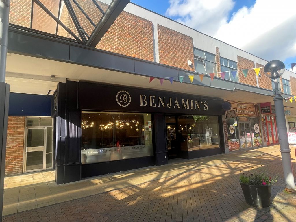 Restaurant to let in Benjamin's, The Quadrant, Dunstable LU6, £24,000 ...