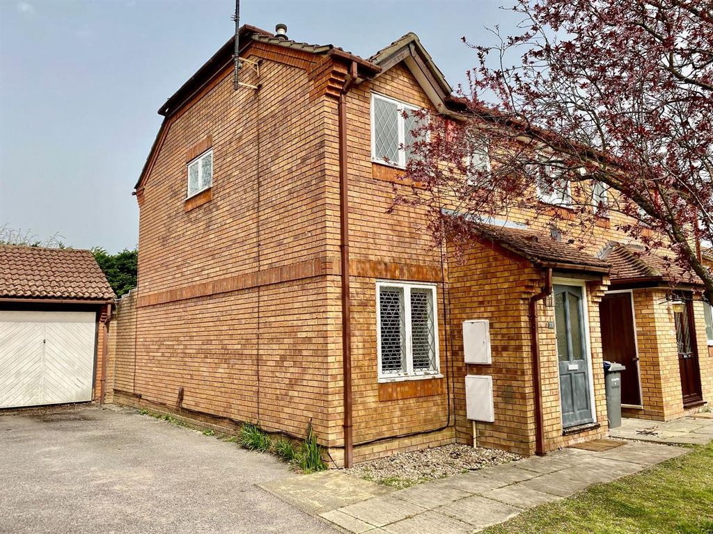 2 bed terraced house to rent in Weywood Close, Farnham GU9 - Zoopla