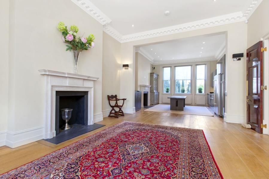 3 bed flat to rent in Addison Crescent, Kensington W14, £5,417 pcm - Zoopla