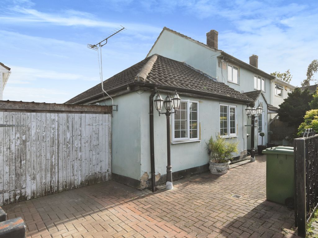 6 bed semi-detached house for sale in Byrd Court, Basildon SS15, £ ...